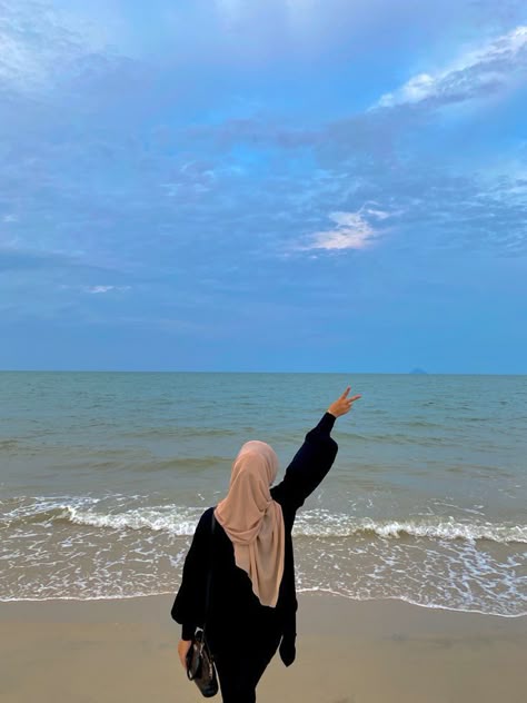 صور بنات على البحر