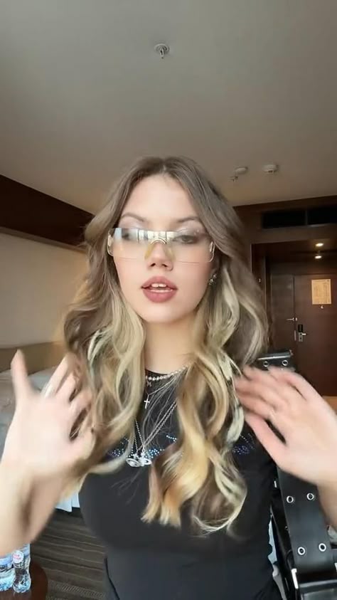 Pin By ★ On Ваши пины Tiktok Style Dance Fashion Easy Dance