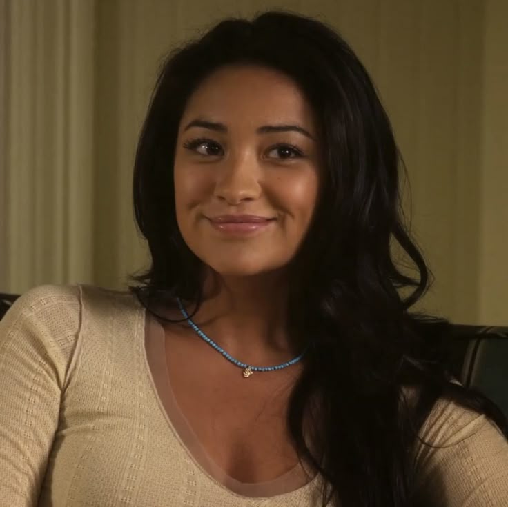 Emily Fields Pretty Little Liars Personagens Emilly Pretty Little Liars
