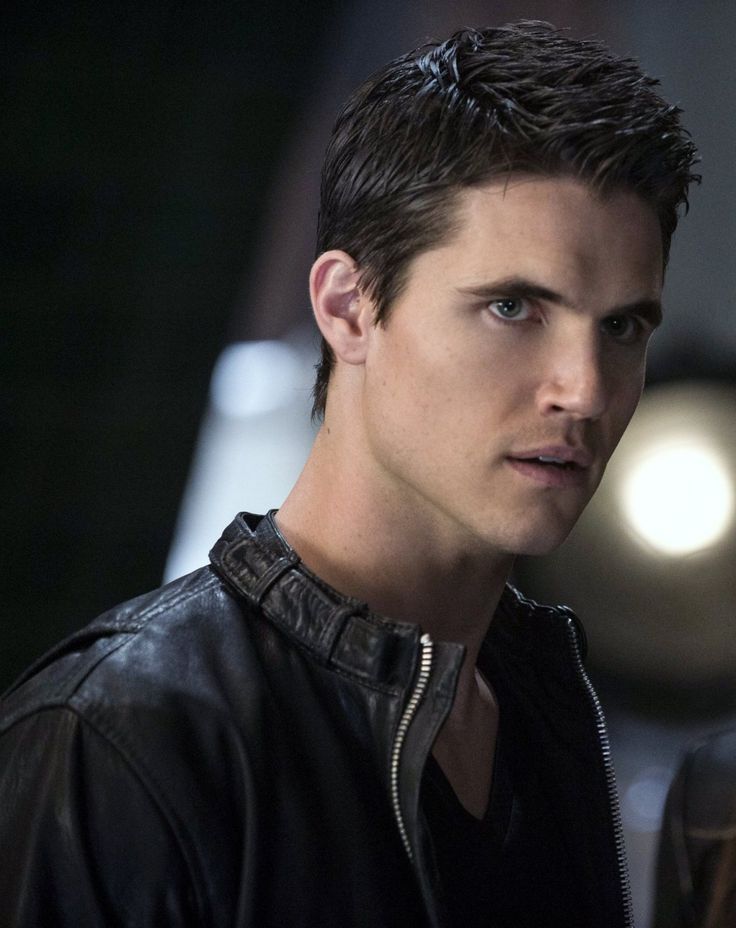 Pin On Robbie Amell