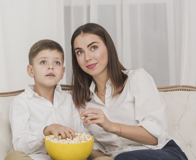 Baixe Mãe E Filho Assistindo Um Filme Juntos Gratuitamente Assistir Filme Filmes Mae E Filha