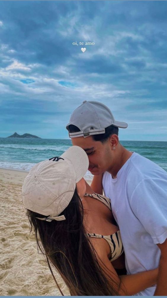 15 Best Romantic Beach Couple Poses 2024 I Beach Pictures Inspo Beach Pictures Beach