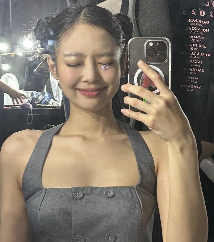 Jennie Kim Blackpink Kpop Icons Jennierubyjane Jennies Cheeks Profile Pic Her Outfit