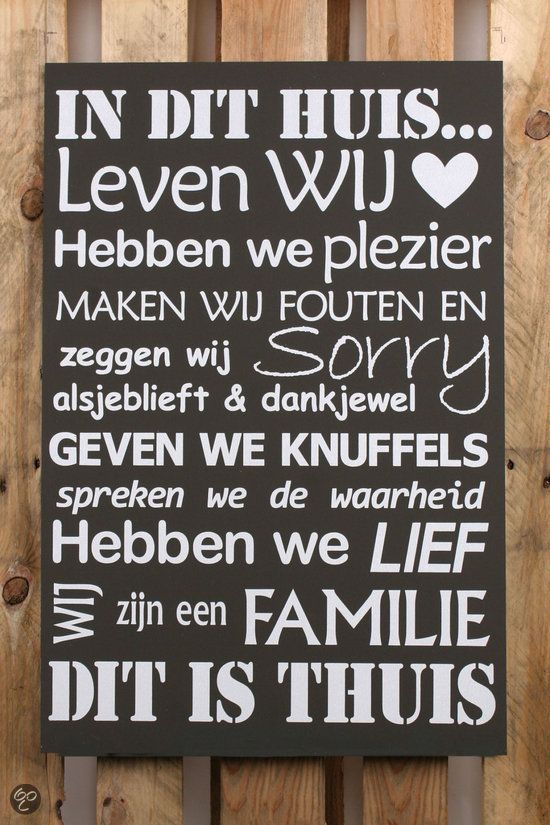 Zwart tekstbord : In dit huis ... Leven wij - Hebben we plezier - Maken ... Zwart tekstbord : In dit huis ... Leven wij - Hebben we plezier - Maken ...