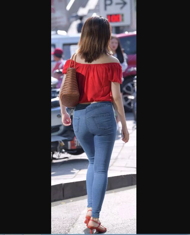 Such A Girl Will Attract The Attention Of Many People Fashion Beautiful Buttocks Mom Jeans