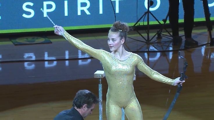 Sofie Dossi Live Bankers Life Fieldhouse In Indianapolis 19 12 2016 Sportsachen Sport
