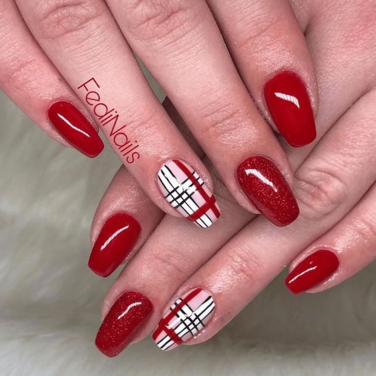 40 Beautiful Christmas Nail Designs On Short Nails Social Beauty Club