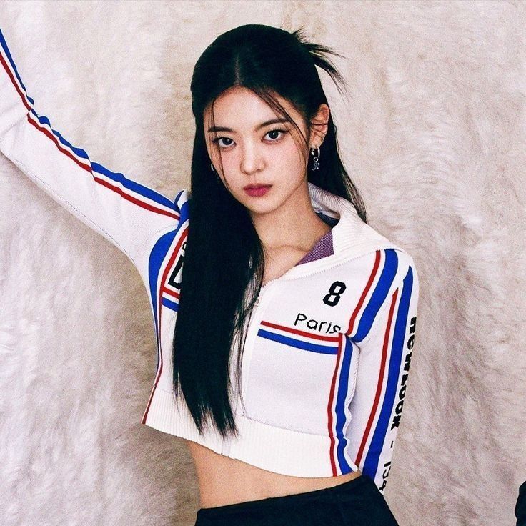 Pin By Kapandı On 𝙸𝚝𝚣𝚢 Itzy Princess Lia Kpop Girls