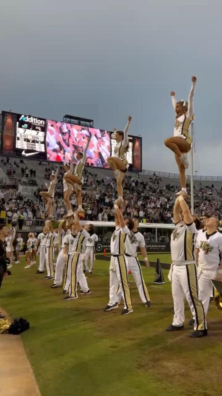 Gameday Stunts And Pyramids📣 Cheer Stunts Cheer Pictures Cheerleading Stunt
