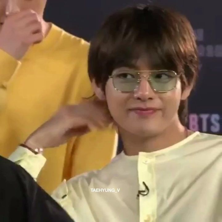 Taehyungs Sassy Hair Flip Is Back And Now Is Even Better With His Long Hair Hes Such A Diva I