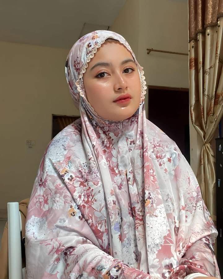 Pin Oleh Mbok Dewor Di Simpan Cepat Di 2024 Jilbab Cantik Wanita Cantik Gaya Hijab