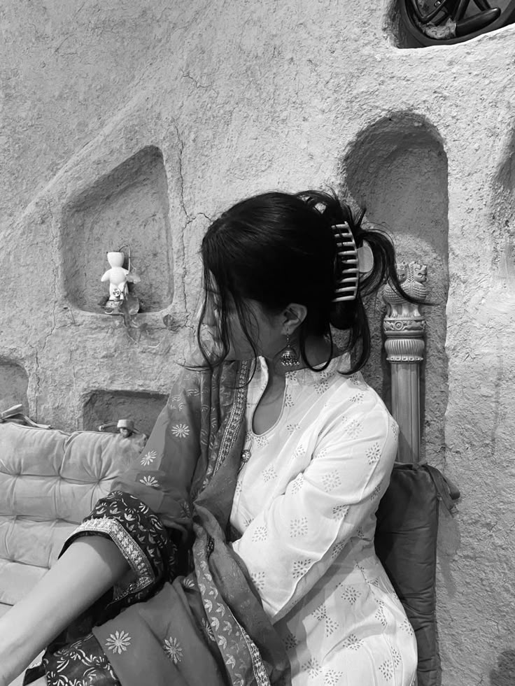Pin By Shreya On Desi Aesthetic Self Portrait Poses Portrait Poses Photography Poses Women
