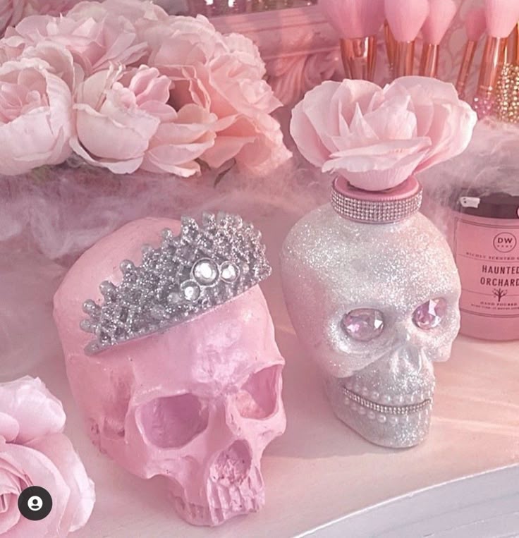 Pin By Tina Borges On ☠ɧąℓℓσщεεŋ☠ Pink Halloween Halloween Crafts Decorations Halloween Diy