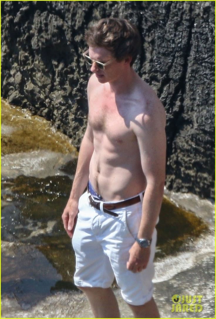 Eddie Redmayne Showing Off His Toned Body In Italy 082219 Eddie Redmayne Eddie Actor Model