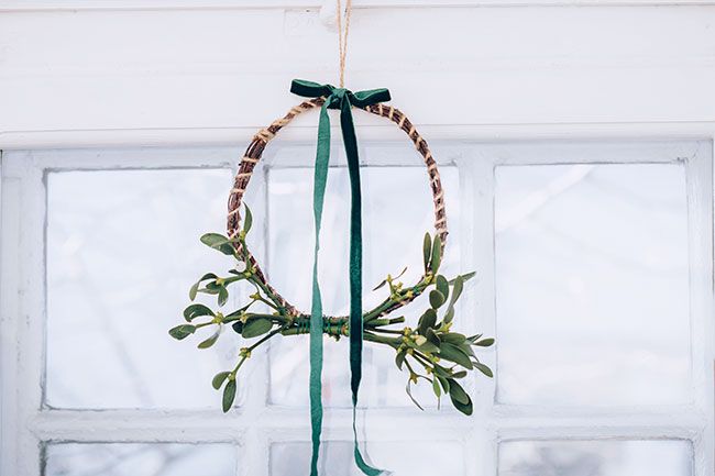 3 Easy Ways To Make Your Own Mistletoe Using Fresh Greenery Hunker