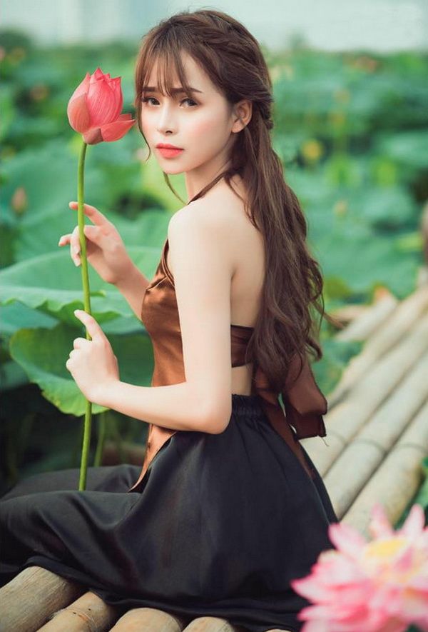 Trần Thị Thảo Trang áo Yếm Nâu Phụ Nữ Áo Dài Mac
