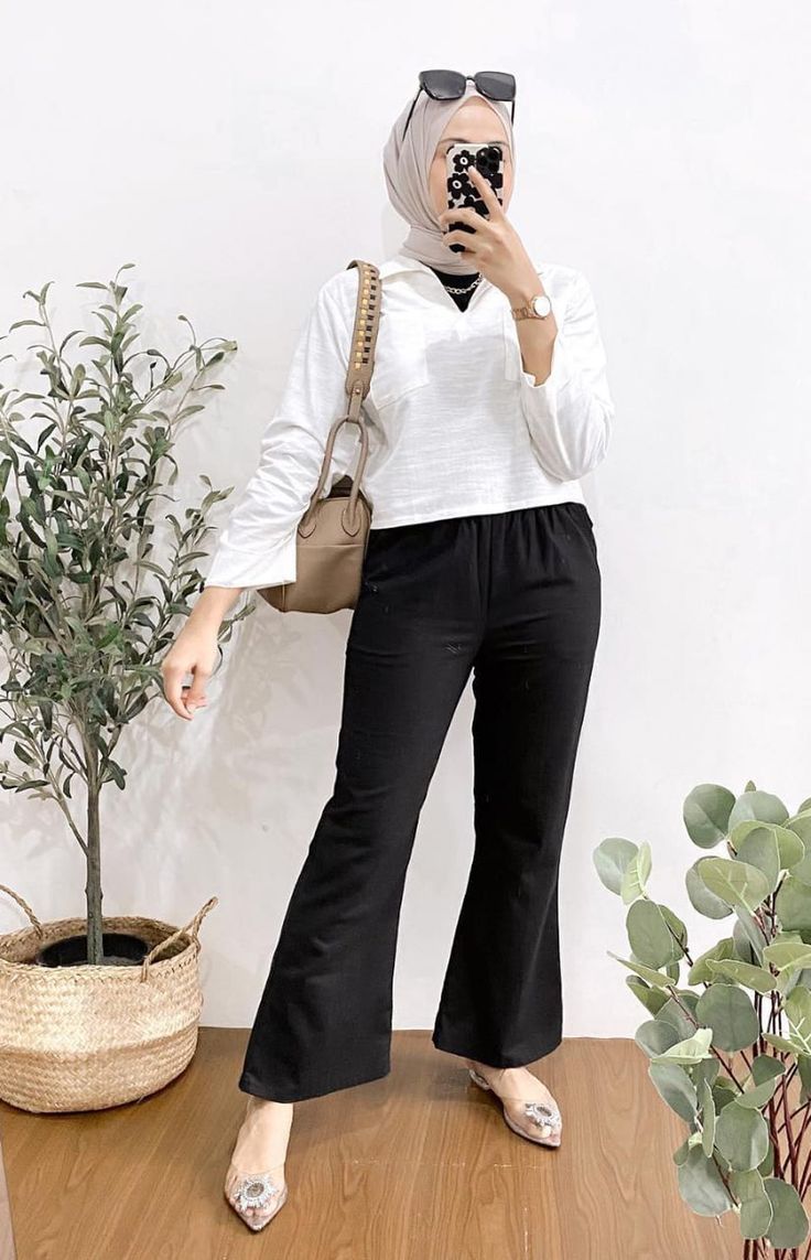Celana Cream Baju Hitam - Homecare24 Celana Cream Baju Hitam - Homecare24