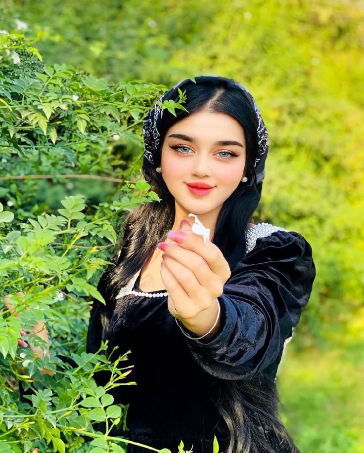 Pin By 𝑍𝐴𝑁𝑂 On افتارات Beautiful Iranian Women Cute Girl Pic