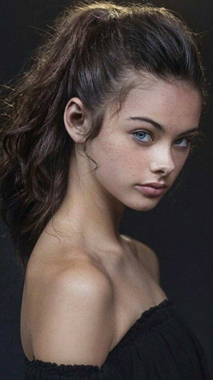Épinglé Sur Meika Woollard