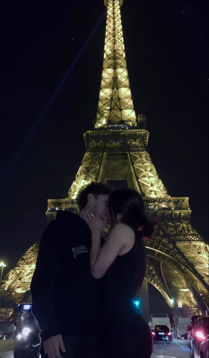 Pin By Ity On Parejas ๐ฉโ ๏ธโ๐โ๐จ Paris Couple Cute Couple Pictures Couple Pictures