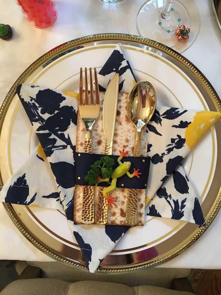 Pin By Cindy Drucker On Passover Passover Table Setting Passover Table Passover Tablescapes
