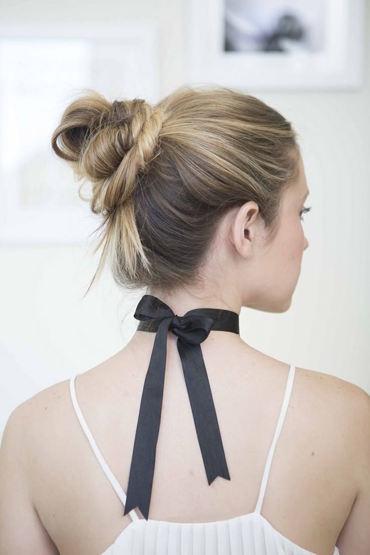 3 Ways to Wear a Black Ribbon
