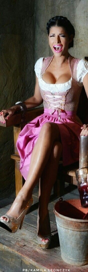 Im Dirndl Michaela Schäfer S Dirndl Trachten Dirndl Mode