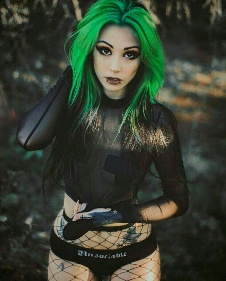 Pin By Black Dragón On Gothic Girl Neon Green Hair Goth Beauty Emo Girls