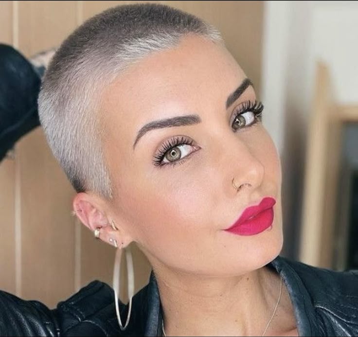 Pin By David Connelly On Buzz Cut Women 02 Super Short Hair Shaved Hair Cuts Short Shaved