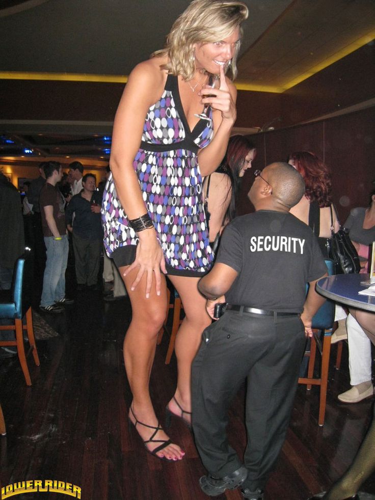 Minigiantess Mikayla In Bar By Lowerrider Tall Women Tall People Amazon Women
