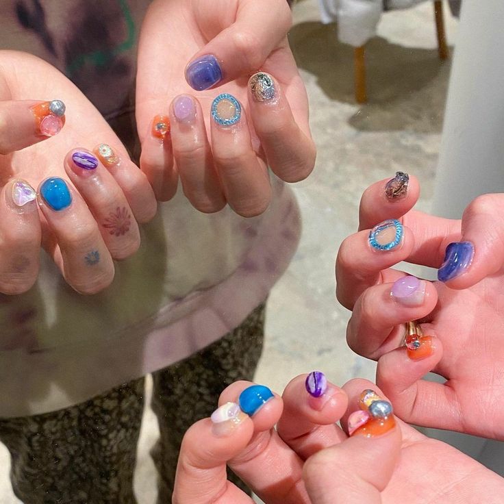 ปักพินโดย Dania ใน Nails ไอเดียแต่งเล็บ ศิลปะเพ้นท์เล็บ เล็บเจล