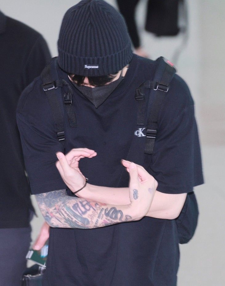 Pin By S𝗍ᥱᥣᥣ ୨୧ On Jᴇᴏɴ Jᴜɴɢkᴏᴏᴋ Jungkook Jeon Jungkook Bts Airport