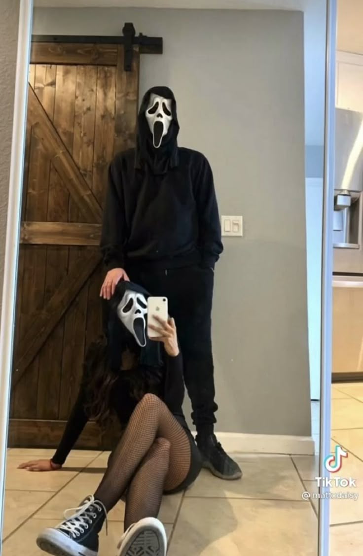 Pin By Natlapatla On Scream Couples Halloween Outfits Cute Couple Halloween Costumes