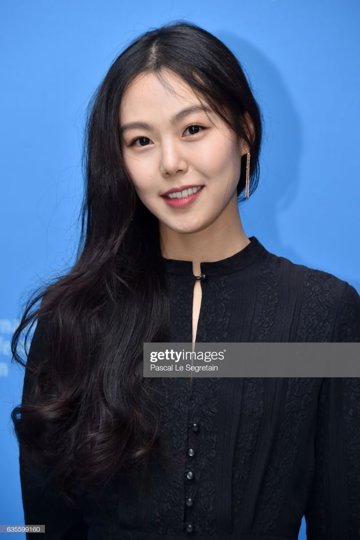 Actress Kim Min Hee Attends The On The Beach At Night Alone Photo Sombrancelha Mulheres