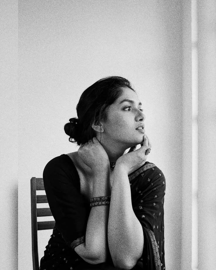 Pin By Anupama On Saree Poses Portrait Photography Poses Dance Photography Poses Beautiful
