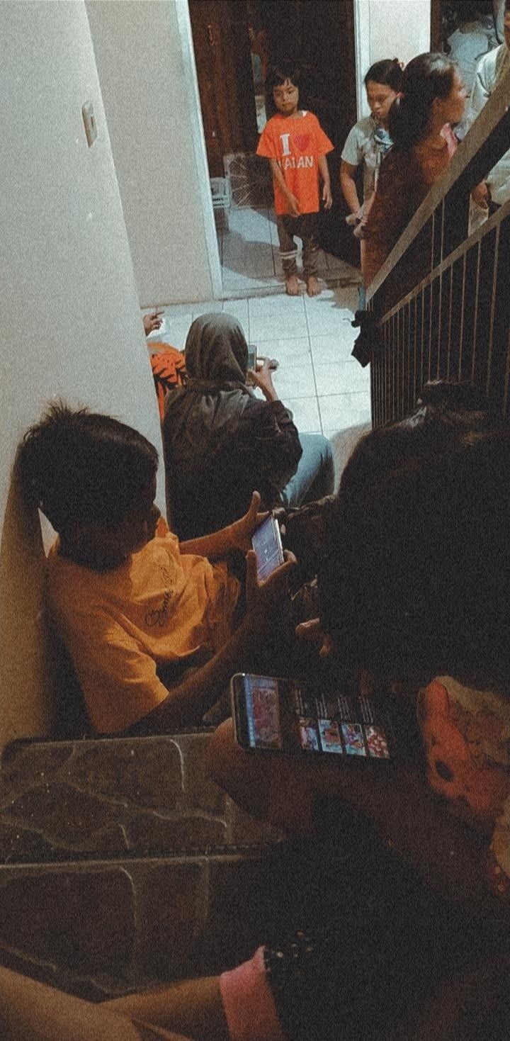 Kita Hidup Dijaman Hp Lebih Penting Dari Pada Kumpul Keluarga Gambar