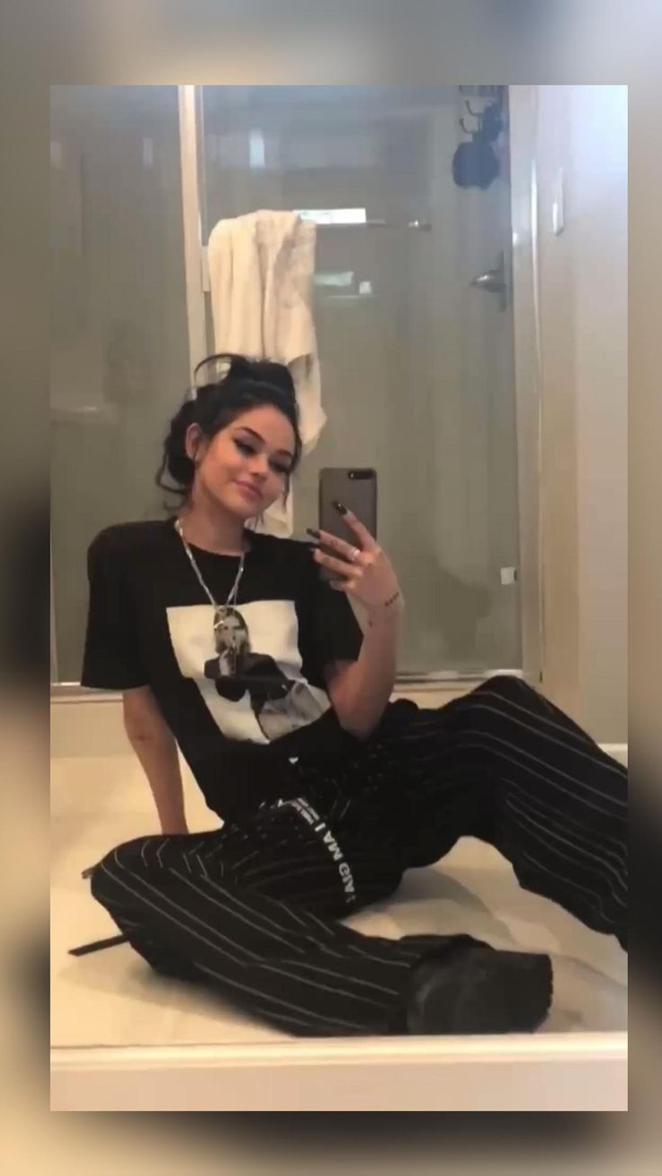 Mirror Selfie Pose Inspo Instagram Snapchat Bereal Women Outfits Maggie Lindemann