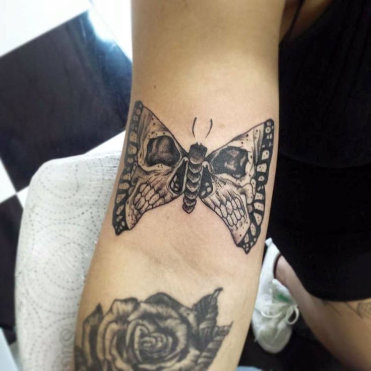 Mariposa Skull Black Work Tattoo Tattoos Blackwork Tattoo Lotus Flower Tattoo