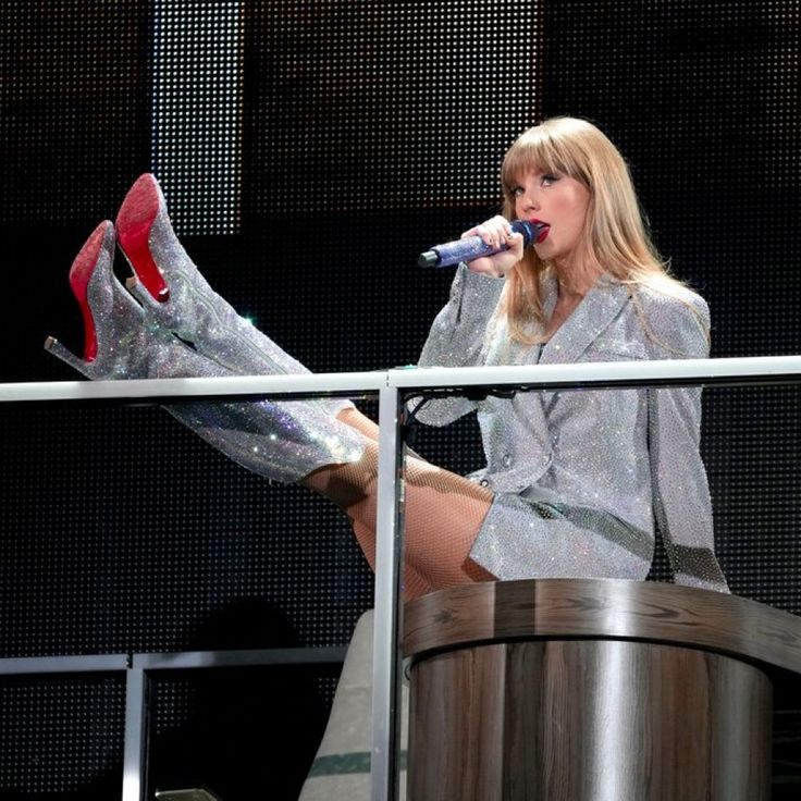 Pin Oleh Garlic Bread Di Mayor Of Pookie Town Taylor Swift Tas