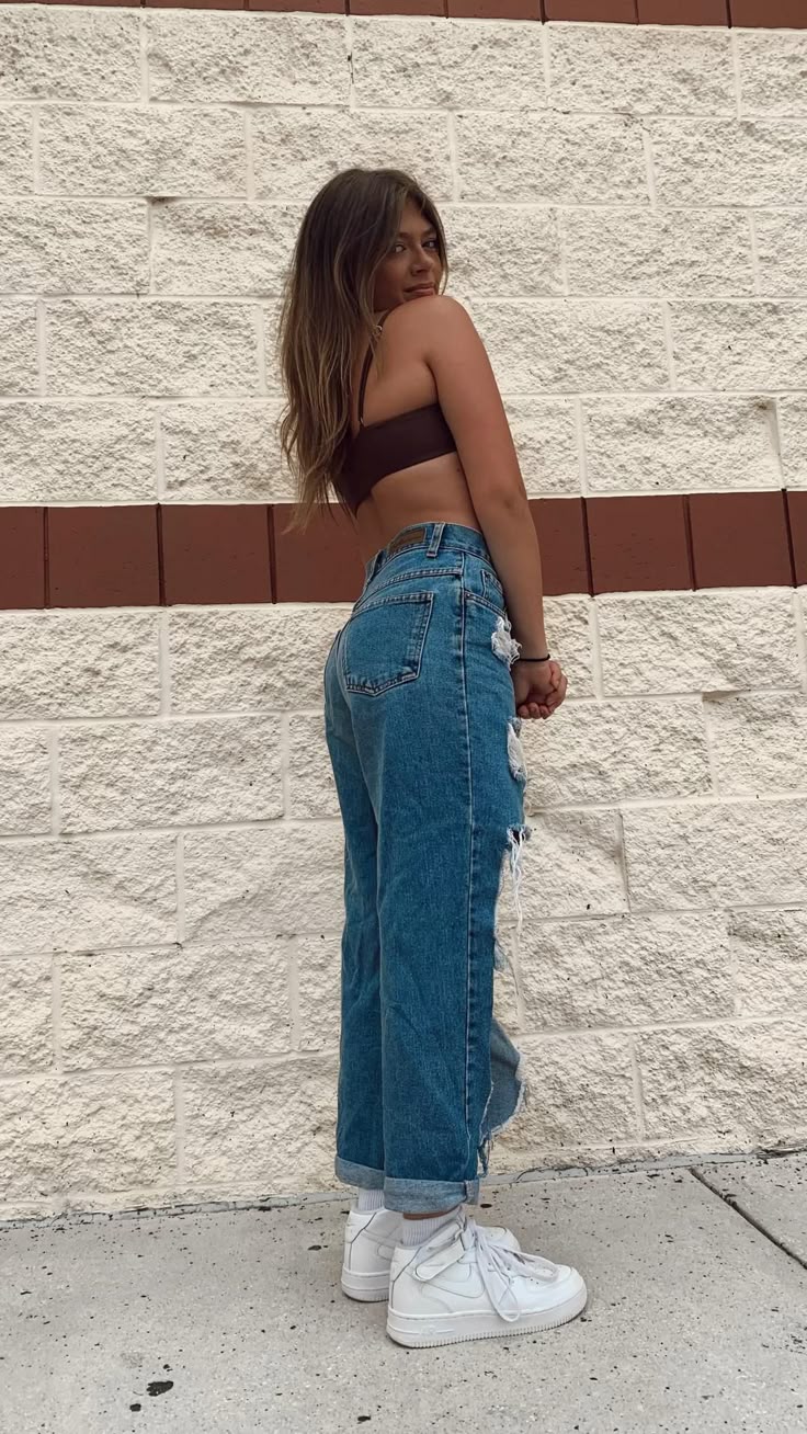 Trendy Outfit And Posing In Baggy Jeans And Crop Top Fashion Inspo ️