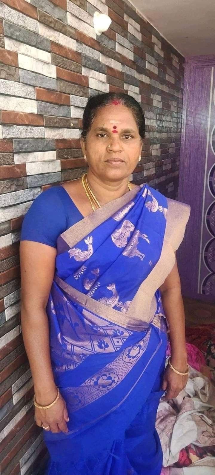 Beautiful Women Over 40 Aunty In Saree Girl Dancing Sarees Black