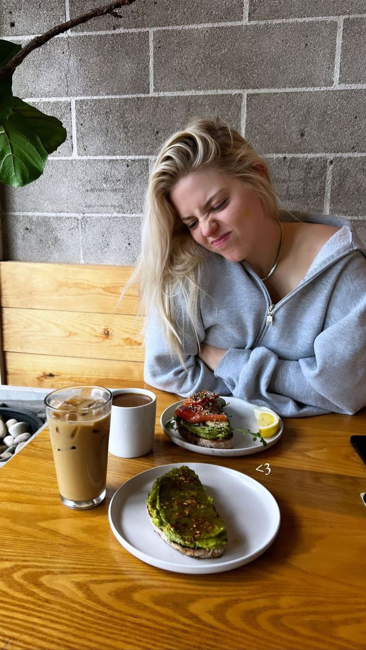 Reneé Rapp Source On Twitter Renee Blonde Wife Wife Material