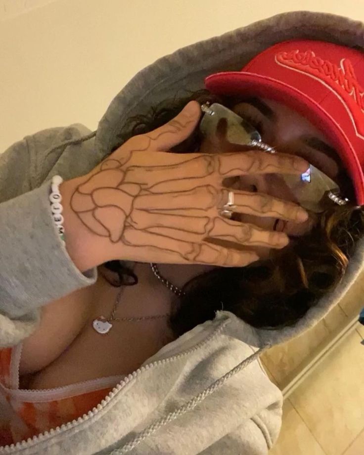 Pin By 𝑫𝒆𝒂𝒏𝒅𝒓𝒆𓀛 On Pfp Swag Girl Style Girl With Hat Cyber Y2k Fashion