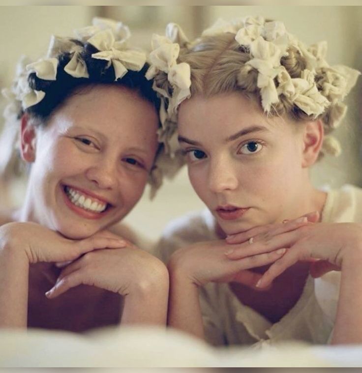 Mia Goth And Anya Taylor Joy Penteado Com Laço Penteados Frases De Empoderamento Feminino