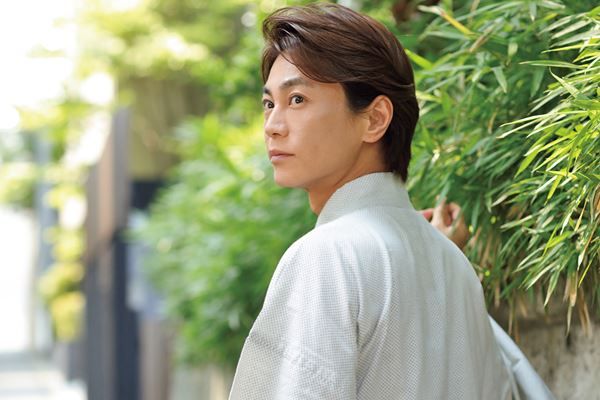 氷川きよしが語るデビューから22年の秘蔵写真「懐かし~!」 女性自身