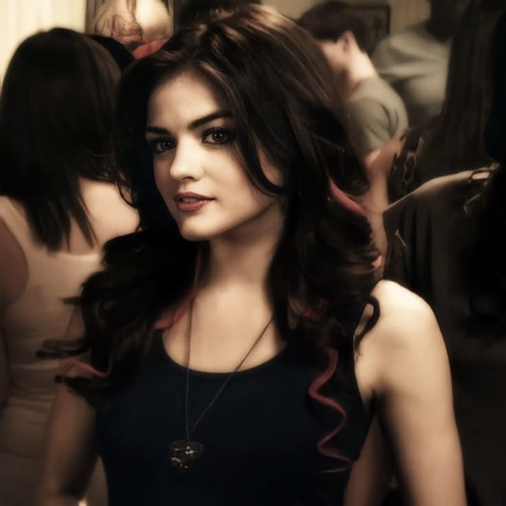 Aria Pink Hair Pretty Little Liars Maldosas Pretty Little Liars Fotos De Filmes