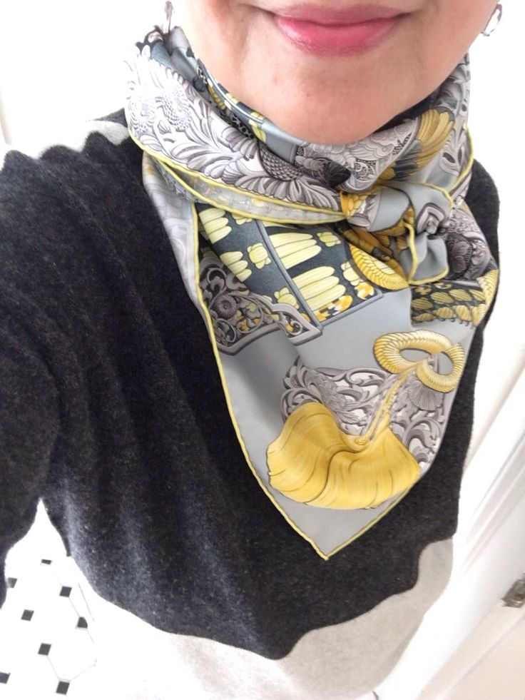 Pin By Etienne Szigetvari On Foulards Ways To Wear A Scarf How To