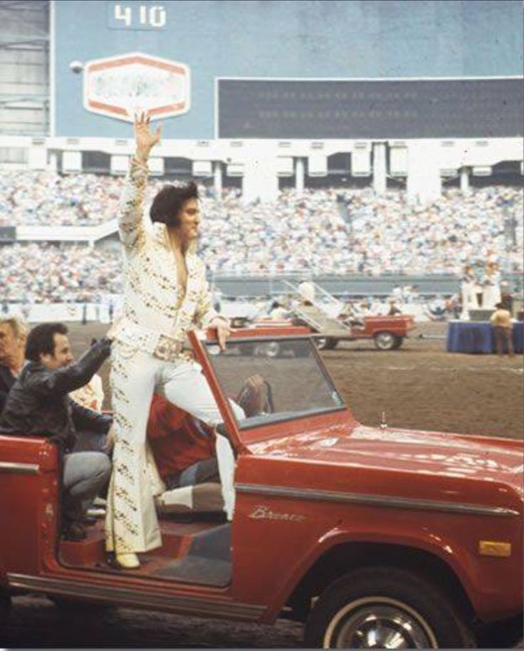 Elvis entering the Houston astrodome in a Ford Bronco | Elvis presley ... Elvis entering the Houston astrodome in a Ford Bronco | Elvis presley ...