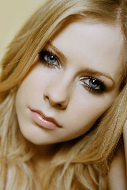 Avril Lavigne Blond Hair And Blue Eyes Peach Colored Lip Gloss