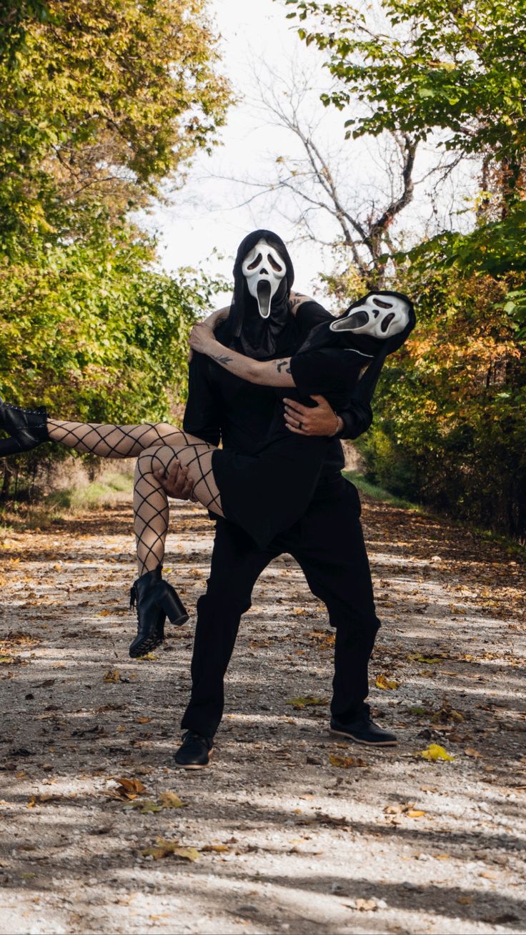 Halloween Pictures Halloween Inspiration Halloween Costume Scream Mask Halloween Couple